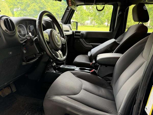 Black Jeep Wrangler 2016 in Kaunas, with an engine capacity of 3.60 L and mileage of 198 thousand km for 19800 €, photo 5 on AUTOMOTO.COM.LV