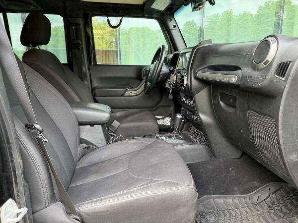 Black Jeep Wrangler 2016 in Kaunas, with an engine capacity of 3.60 L and mileage of 198 thousand km for 19800 €, photo 6 on AUTOMOTO.COM.LV