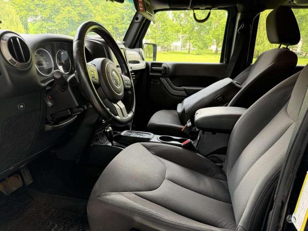 Black Jeep Wrangler 2016 in Kaunas, with an engine capacity of 3.60 L and mileage of 190 thousand km for 17600 €, photo 5 on AUTOMOTO.COM.LV