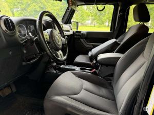 Black Jeep Wrangler 2016 in Kaunas, with an engine capacity of 3.60 L and mileage of 190 thousand km for 17600 €, photo 6 on AUTOMOTO.COM.LV