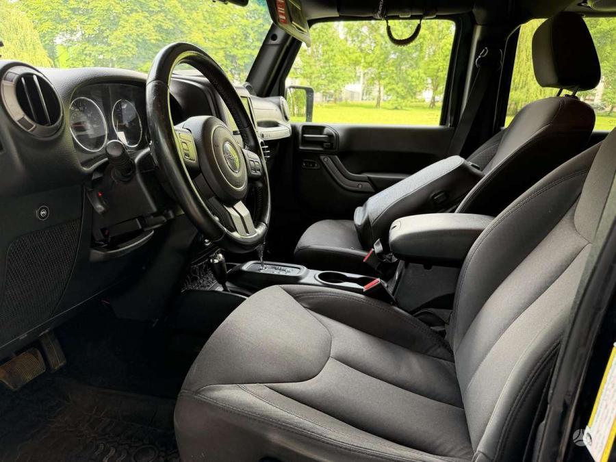 Black Jeep Wrangler 2016 in Kaunas, with an engine capacity of 3.60 L and mileage of 190 thousand km for 17600 €, photo 6 on AUTOMOTO.COM.LV