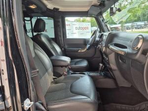 Black Jeep Wrangler 2017 in Vilnius, with an engine capacity of 2.78 L and mileage of 112 thousand km for 20900 €, photo 8 on AUTOMOTO.COM.LV