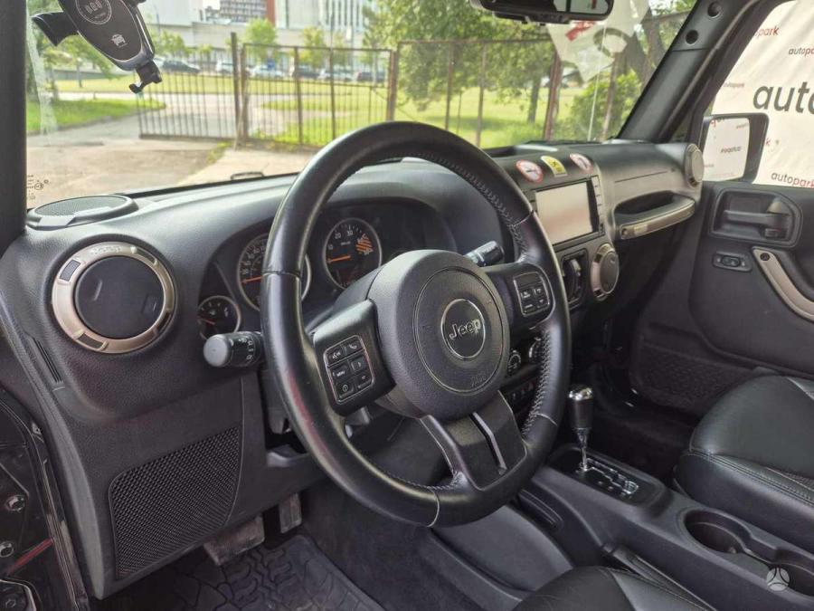 Black Jeep Wrangler 2017 in Vilnius, with an engine capacity of 2.78 L and mileage of 112 thousand km for 20900 €, photo 9 on AUTOMOTO.COM.LV