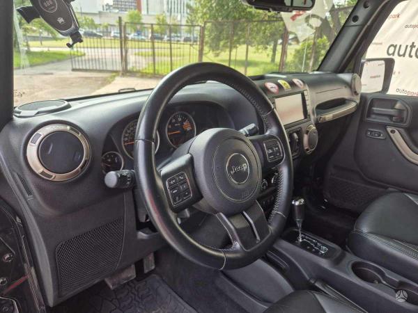 Melns Jeep Wrangler 2017 Viļņa, ar dzinēja tilpumu 2.78 L un nobraukumu 112 tūkst. km par 20900 €, foto 9 vietnē AUTOMOTO.COM.LV