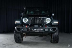 Black Jeep Wrangler 2019 in Vilnius, with an engine capacity of 2.00 L and mileage of 102 thousand km for 43998 €, photo 3 on AUTOMOTO.COM.LV