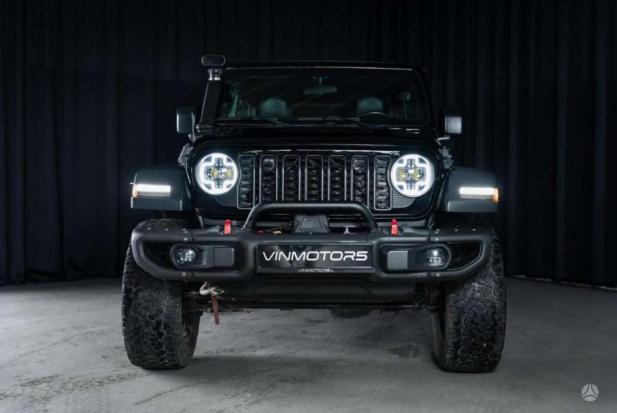 Black Jeep Wrangler 2019 in Vilnius, with an engine capacity of 2.00 L and mileage of 102 thousand km for 43998 €, photo 3 on AUTOMOTO.COM.LV