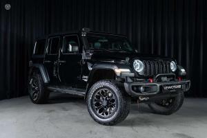 Black Jeep Wrangler 2019 in Vilnius, with an engine capacity of 2.00 L and mileage of 102 thousand km for 43998 €, photo 4 on AUTOMOTO.COM.LV