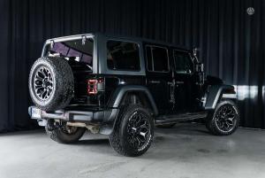 Black Jeep Wrangler 2019 in Vilnius, with an engine capacity of 2.00 L and mileage of 102 thousand km for 43998 €, photo 5 on AUTOMOTO.COM.LV