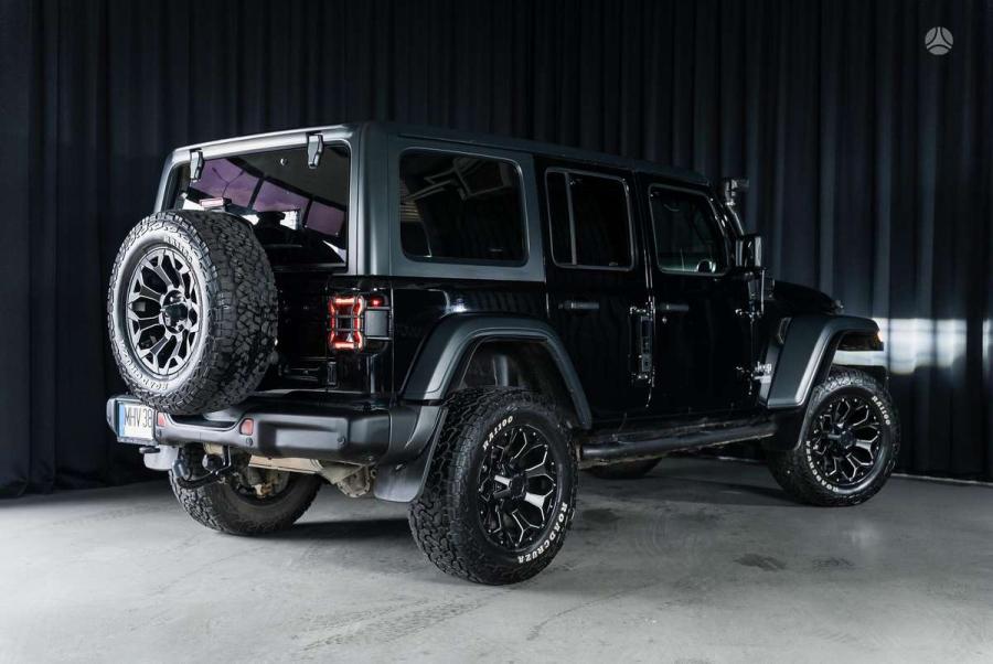 Black Jeep Wrangler 2019 in Vilnius, with an engine capacity of 2.00 L and mileage of 102 thousand km for 43998 €, photo 5 on AUTOMOTO.COM.LV
