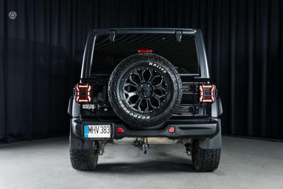 Black Jeep Wrangler 2019 in Vilnius, with an engine capacity of 2.00 L and mileage of 102 thousand km for 43998 €, photo 6 on AUTOMOTO.COM.LV