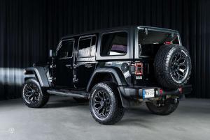 Black Jeep Wrangler 2019 in Vilnius, with an engine capacity of 2.00 L and mileage of 102 thousand km for 43998 €, photo 7 on AUTOMOTO.COM.LV