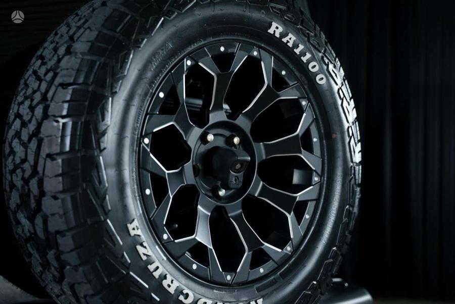 Black Jeep Wrangler 2019 in Vilnius, with an engine capacity of 2.00 L and mileage of 102 thousand km for 43998 €, photo 10 on AUTOMOTO.COM.LV