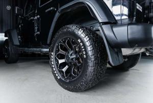 Black Jeep Wrangler 2019 in Vilnius, with an engine capacity of 2.00 L and mileage of 102 thousand km for 43998 €, photo 11 on AUTOMOTO.COM.LV