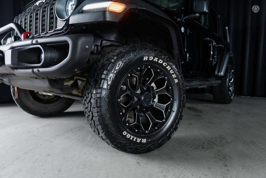 Black Jeep Wrangler 2019 in Vilnius, with an engine capacity of 2.00 L and mileage of 102 thousand km for 43998 €, photo 13 on AUTOMOTO.COM.LV