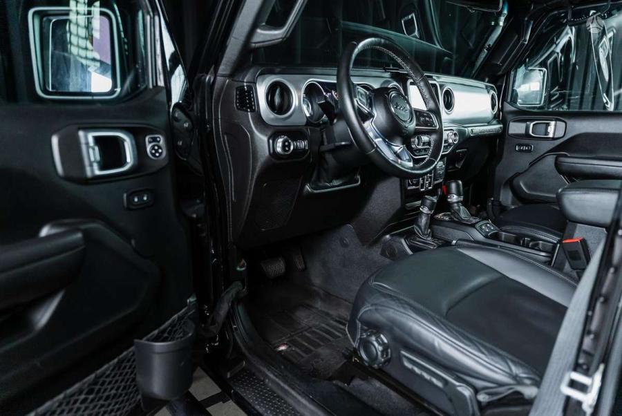 Black Jeep Wrangler 2019 in Vilnius, with an engine capacity of 2.00 L and mileage of 102 thousand km for 43998 €, photo 17 on AUTOMOTO.COM.LV