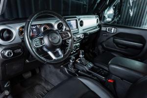 Black Jeep Wrangler 2019 in Vilnius, with an engine capacity of 2.00 L and mileage of 102 thousand km for 43998 €, photo 18 on AUTOMOTO.COM.LV