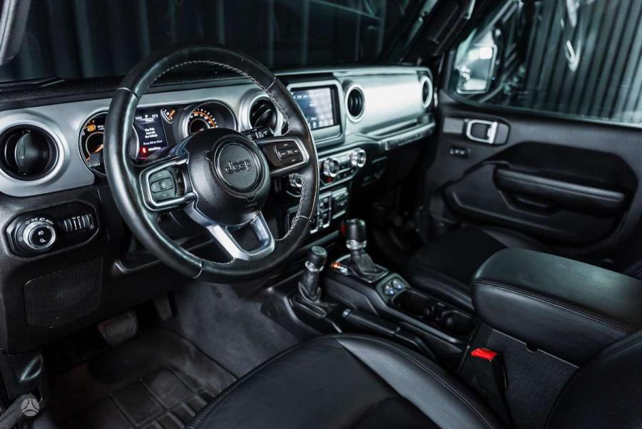 Black Jeep Wrangler 2019 in Vilnius, with an engine capacity of 2.00 L and mileage of 102 thousand km for 43998 €, photo 18 on AUTOMOTO.COM.LV