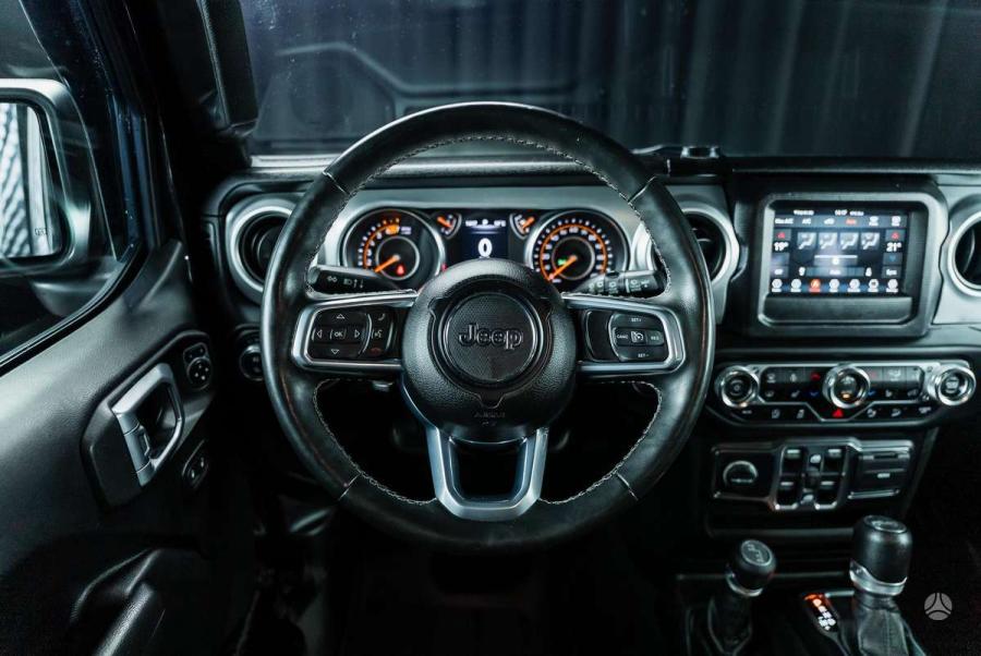 Black Jeep Wrangler 2019 in Vilnius, with an engine capacity of 2.00 L and mileage of 102 thousand km for 43998 €, photo 19 on AUTOMOTO.COM.LV