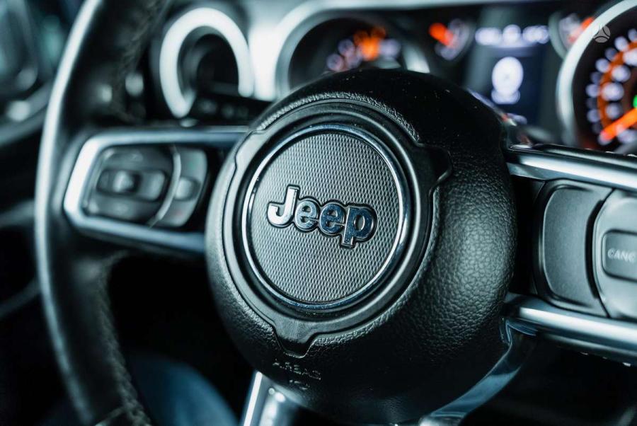 Black Jeep Wrangler 2019 in Vilnius, with an engine capacity of 2.00 L and mileage of 102 thousand km for 43998 €, photo 20 on AUTOMOTO.COM.LV