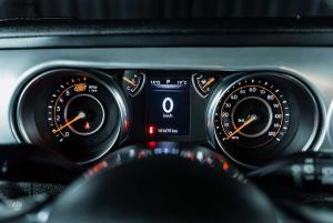 Black Jeep Wrangler 2019 in Vilnius, with an engine capacity of 2.00 L and mileage of 102 thousand km for 43998 €, photo 22 on AUTOMOTO.COM.LV
