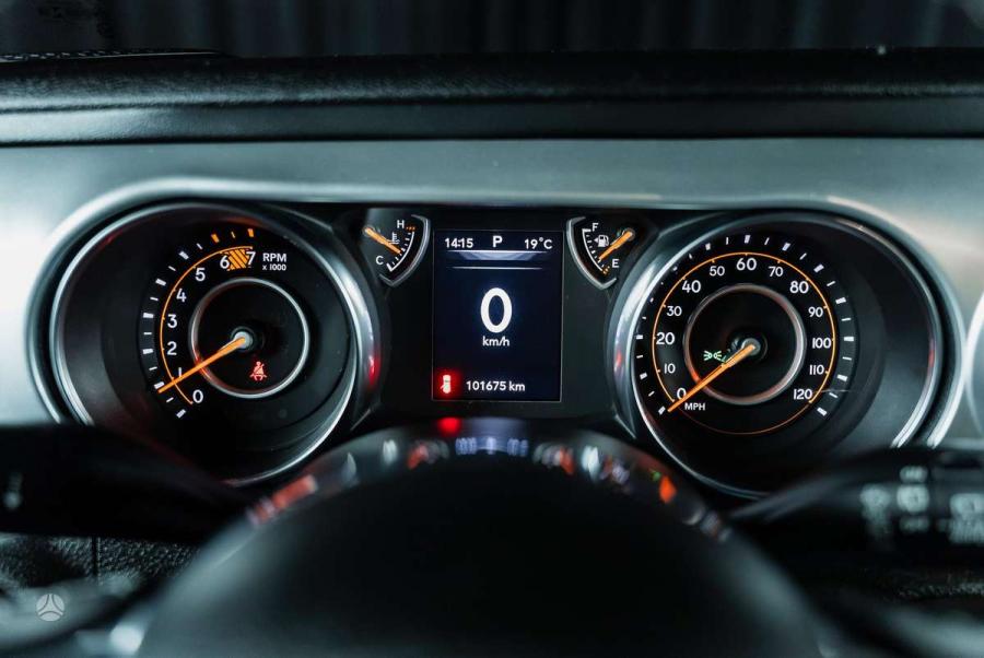 Black Jeep Wrangler 2019 in Vilnius, with an engine capacity of 2.00 L and mileage of 102 thousand km for 43998 €, photo 22 on AUTOMOTO.COM.LV