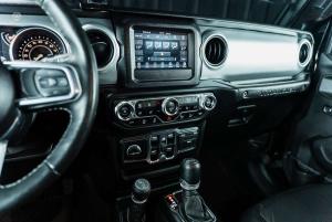 Black Jeep Wrangler 2019 in Vilnius, with an engine capacity of 2.00 L and mileage of 102 thousand km for 43998 €, photo 25 on AUTOMOTO.COM.LV