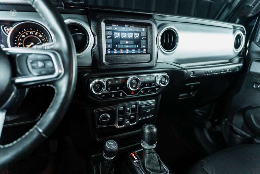 Black Jeep Wrangler 2019 in Vilnius, with an engine capacity of 2.00 L and mileage of 102 thousand km for 43998 €, photo 25 on AUTOMOTO.COM.LV