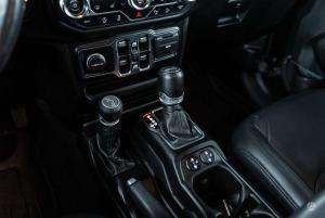 Black Jeep Wrangler 2019 in Vilnius, with an engine capacity of 2.00 L and mileage of 102 thousand km for 43998 €, photo 27 on AUTOMOTO.COM.LV