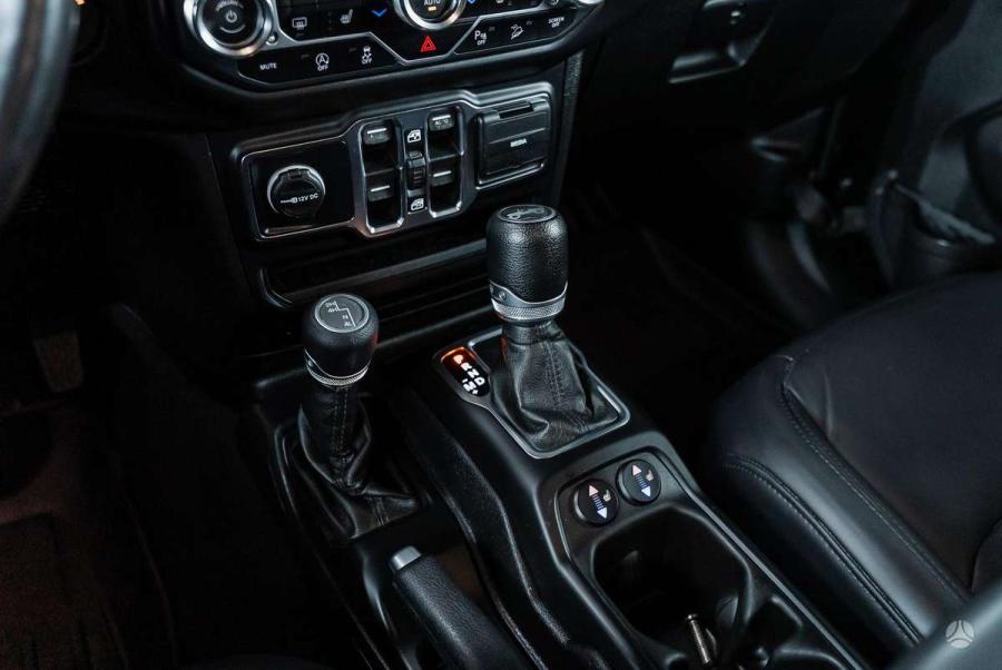 Black Jeep Wrangler 2019 in Vilnius, with an engine capacity of 2.00 L and mileage of 102 thousand km for 43998 €, photo 27 on AUTOMOTO.COM.LV