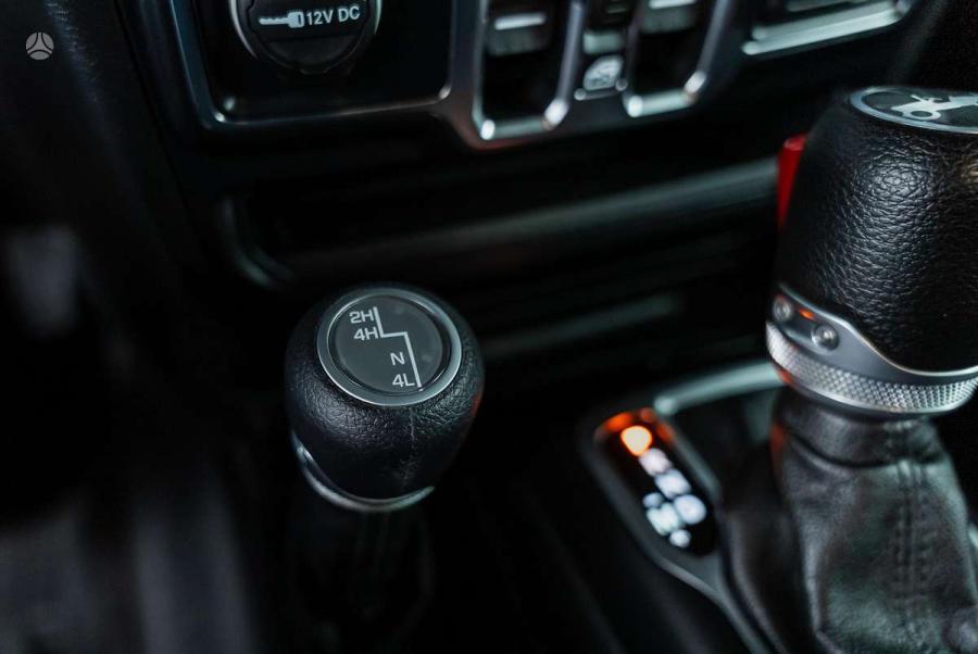 Black Jeep Wrangler 2019 in Vilnius, with an engine capacity of 2.00 L and mileage of 102 thousand km for 43998 €, photo 28 on AUTOMOTO.COM.LV