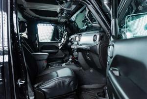 Black Jeep Wrangler 2019 in Vilnius, with an engine capacity of 2.00 L and mileage of 102 thousand km for 43998 €, photo 29 on AUTOMOTO.COM.LV
