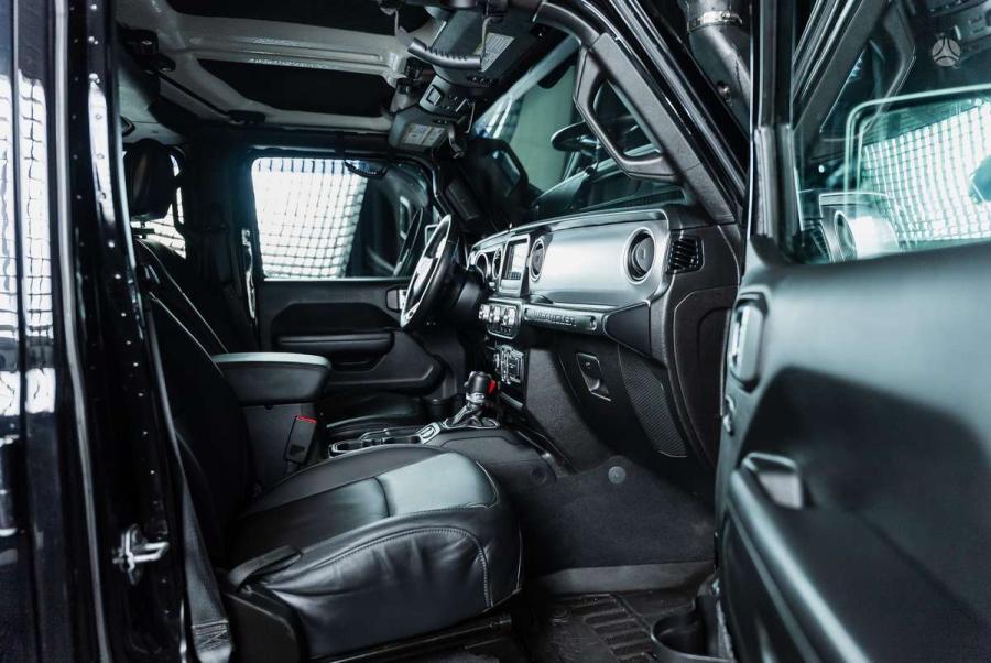Black Jeep Wrangler 2019 in Vilnius, with an engine capacity of 2.00 L and mileage of 102 thousand km for 43998 €, photo 29 on AUTOMOTO.COM.LV
