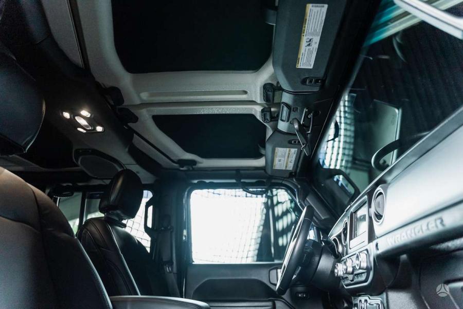 Black Jeep Wrangler 2019 in Vilnius, with an engine capacity of 2.00 L and mileage of 102 thousand km for 43998 €, photo 30 on AUTOMOTO.COM.LV