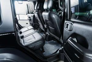 Black Jeep Wrangler 2019 in Vilnius, with an engine capacity of 2.00 L and mileage of 102 thousand km for 43998 €, photo 31 on AUTOMOTO.COM.LV