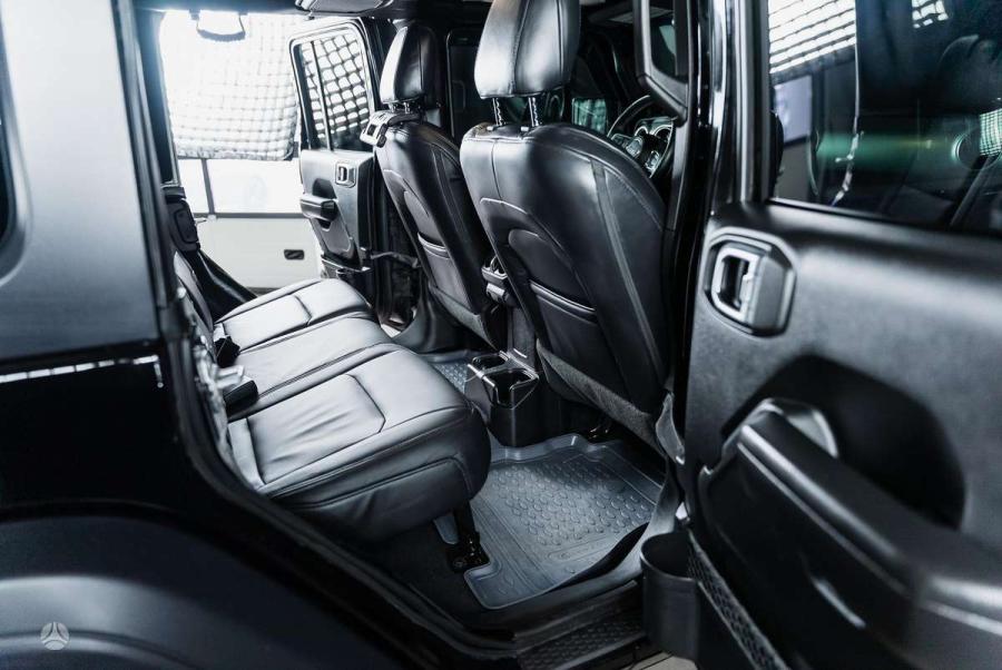 Black Jeep Wrangler 2019 in Vilnius, with an engine capacity of 2.00 L and mileage of 102 thousand km for 43998 €, photo 31 on AUTOMOTO.COM.LV