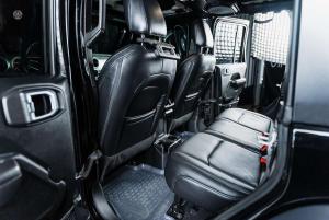 Black Jeep Wrangler 2019 in Vilnius, with an engine capacity of 2.00 L and mileage of 102 thousand km for 43998 €, photo 32 on AUTOMOTO.COM.LV