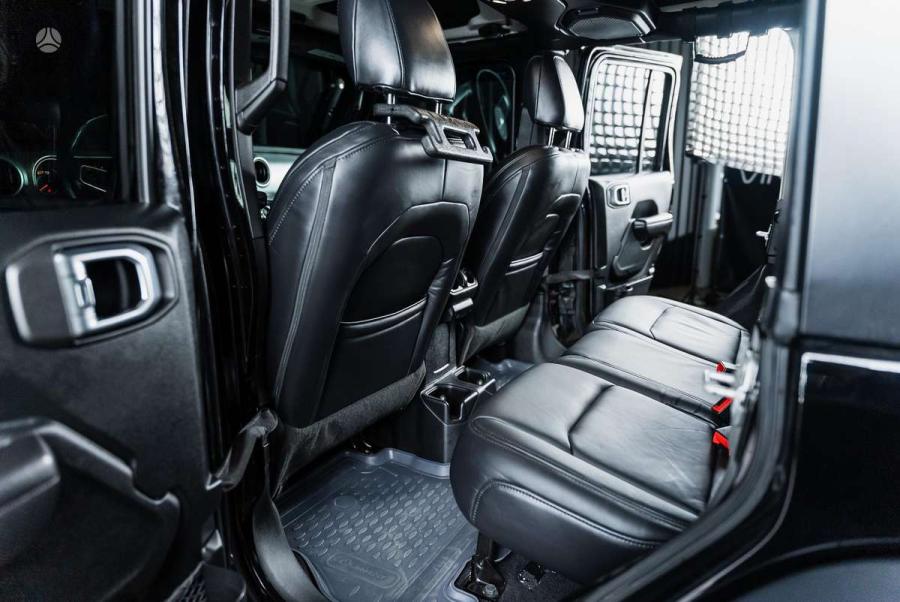 Black Jeep Wrangler 2019 in Vilnius, with an engine capacity of 2.00 L and mileage of 102 thousand km for 43998 €, photo 32 on AUTOMOTO.COM.LV