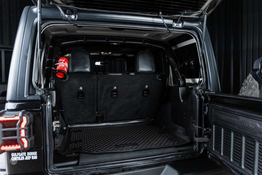 Black Jeep Wrangler 2019 in Vilnius, with an engine capacity of 2.00 L and mileage of 102 thousand km for 43998 €, photo 33 on AUTOMOTO.COM.LV
