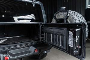 Black Jeep Wrangler 2019 in Vilnius, with an engine capacity of 2.00 L and mileage of 102 thousand km for 43998 €, photo 34 on AUTOMOTO.COM.LV
