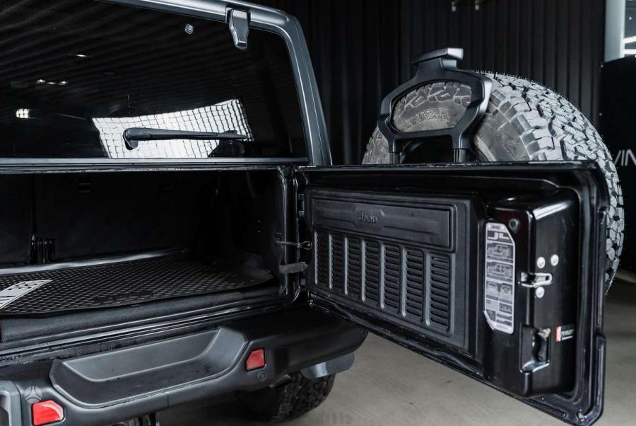 Black Jeep Wrangler 2019 in Vilnius, with an engine capacity of 2.00 L and mileage of 102 thousand km for 43998 €, photo 34 on AUTOMOTO.COM.LV