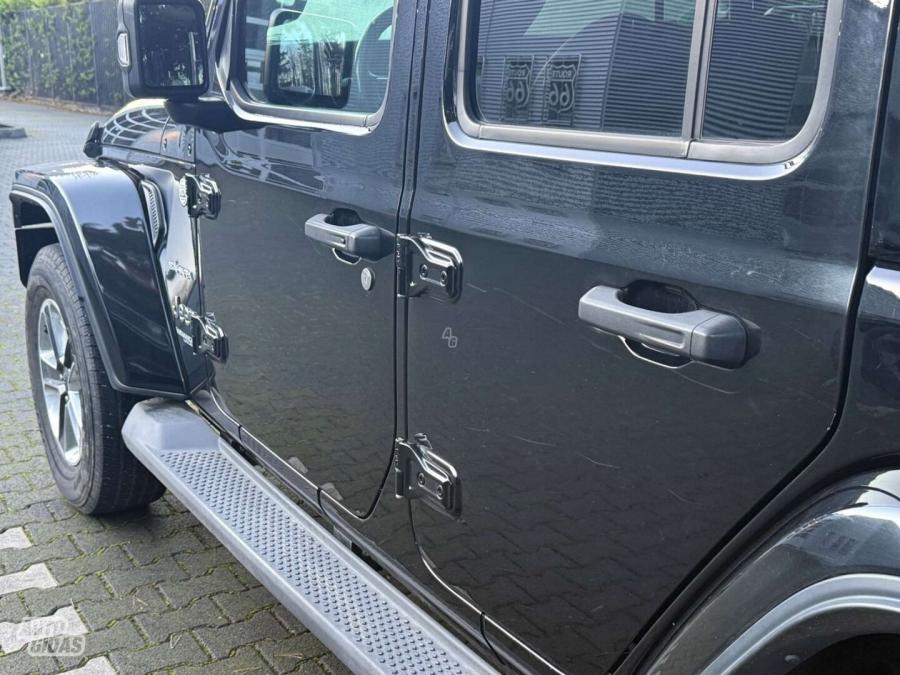 Black Jeep Wrangler 2020 in Kaunas, with an engine capacity of 2.10 L and mileage of 31 thousand km for 30537 €, photo 6 on AUTOMOTO.COM.LV