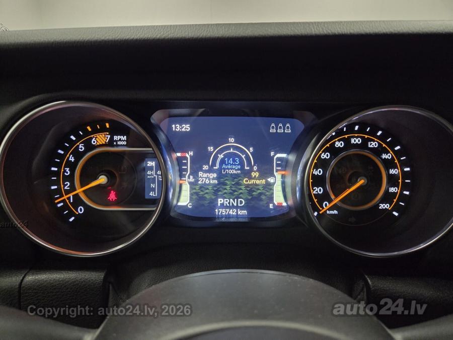 Black Jeep Wrangler 2020 in Tallinn, with an engine capacity of 2.00 L and mileage of 176 thousand km for 28900 €, photo 15 on AUTOMOTO.COM.LV