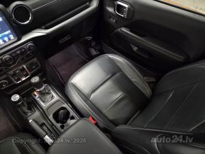 Black Jeep Wrangler 2020 in Tallinn, with an engine capacity of 2.00 L and mileage of 176 thousand km for 28900 €, photo 16 on AUTOMOTO.COM.LV
