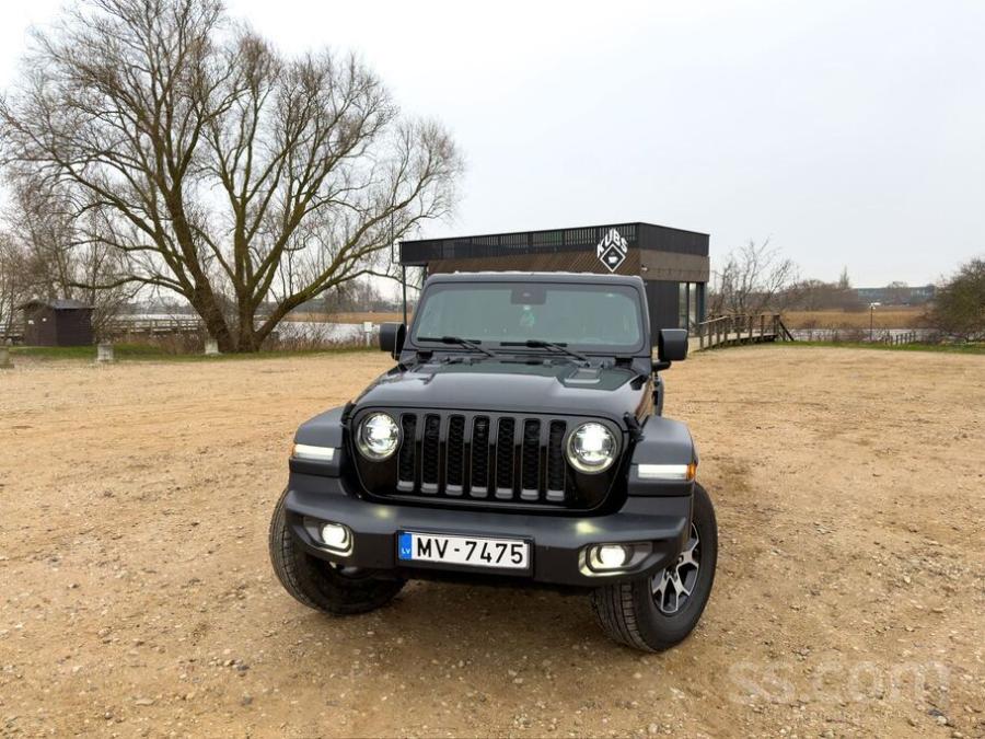 Melns Jeep Wrangler 2021 Liepāja, ar dzinēja tilpumu 2.00 L un nobraukumu 63 tūkst. km par 44999 €, foto 1 vietnē AUTOMOTO.COM.LV