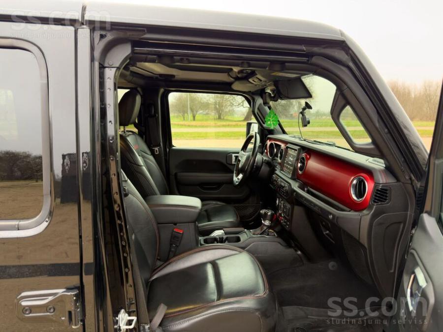 Black Jeep Wrangler 2021 in Liepaja, with an engine capacity of 2.00 L and mileage of 63 thousand km for 44999 €, photo 14 on AUTOMOTO.COM.LV