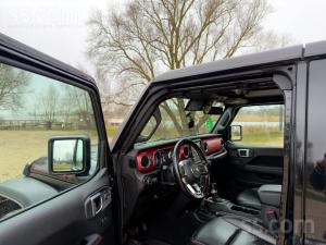 Black Jeep Wrangler 2021 in Liepaja, with an engine capacity of 2.00 L and mileage of 63 thousand km for 44999 €, photo 20 on AUTOMOTO.COM.LV