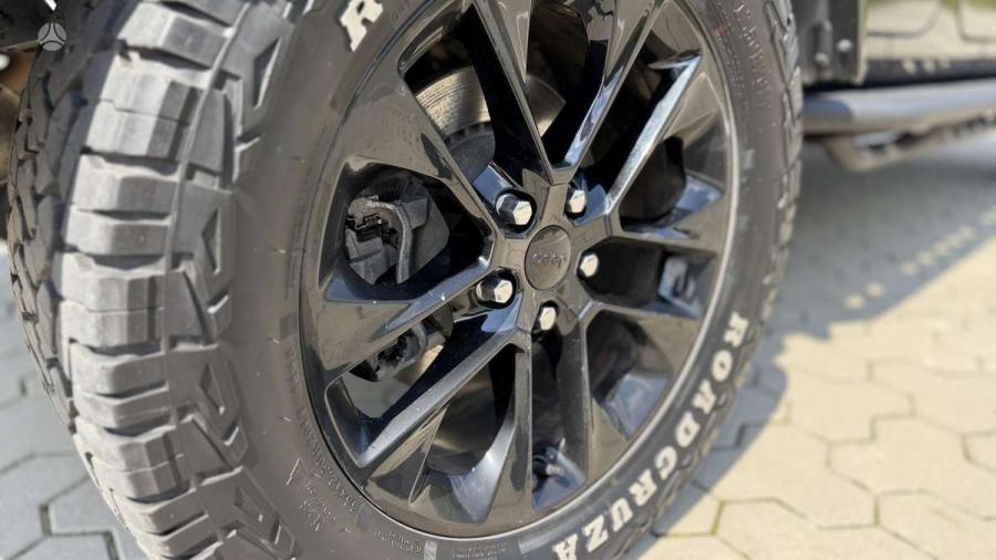 Black Jeep Wrangler 2021 in Vilnius, with an engine capacity of 2.00 L and mileage of 90 thousand km for 35000 €, photo 13 on AUTOMOTO.COM.LV