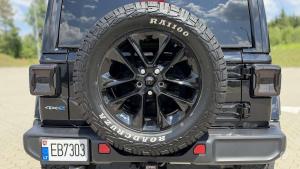 Black Jeep Wrangler 2021 in Vilnius, with an engine capacity of 2.00 L and mileage of 90 thousand km for 35000 €, photo 14 on AUTOMOTO.COM.LV
