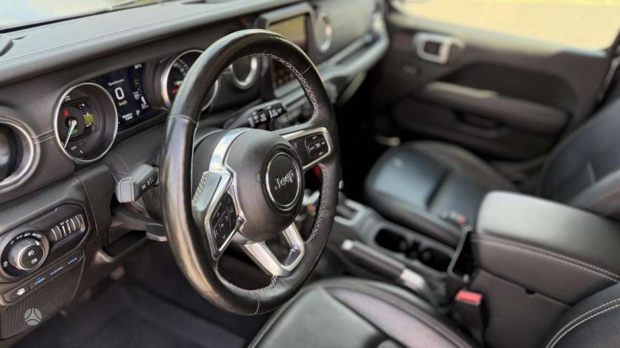 Black Jeep Wrangler 2021 in Vilnius, with an engine capacity of 2.00 L and mileage of 90 thousand km for 35000 €, photo 16 on AUTOMOTO.COM.LV