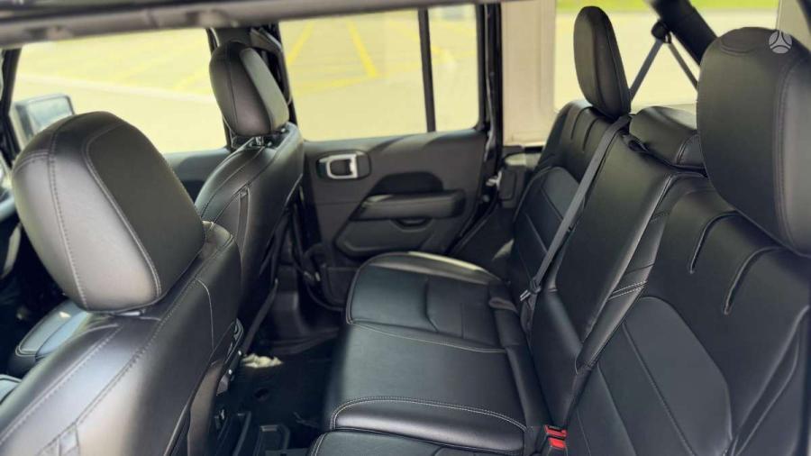 Black Jeep Wrangler 2021 in Vilnius, with an engine capacity of 2.00 L and mileage of 90 thousand km for 35000 €, photo 21 on AUTOMOTO.COM.LV